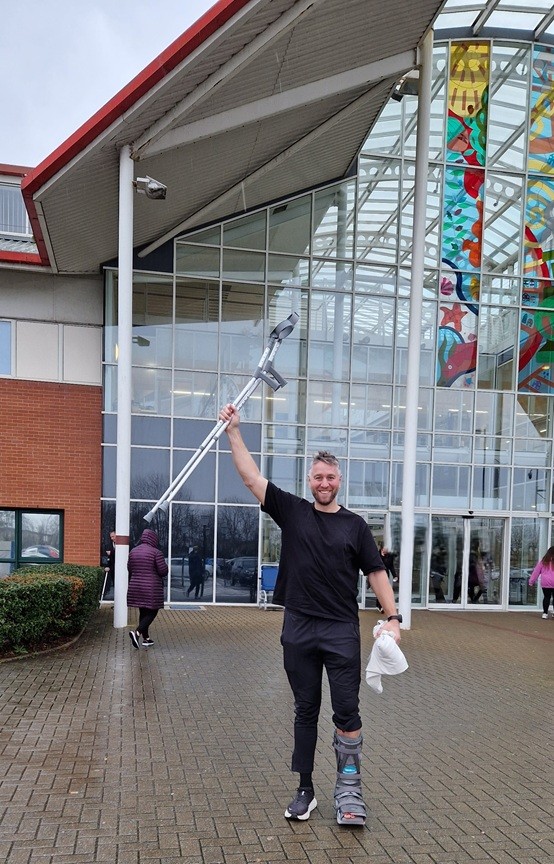 Welsh rugby legend passes on thanks to hospital staff - Swansea Bay ...