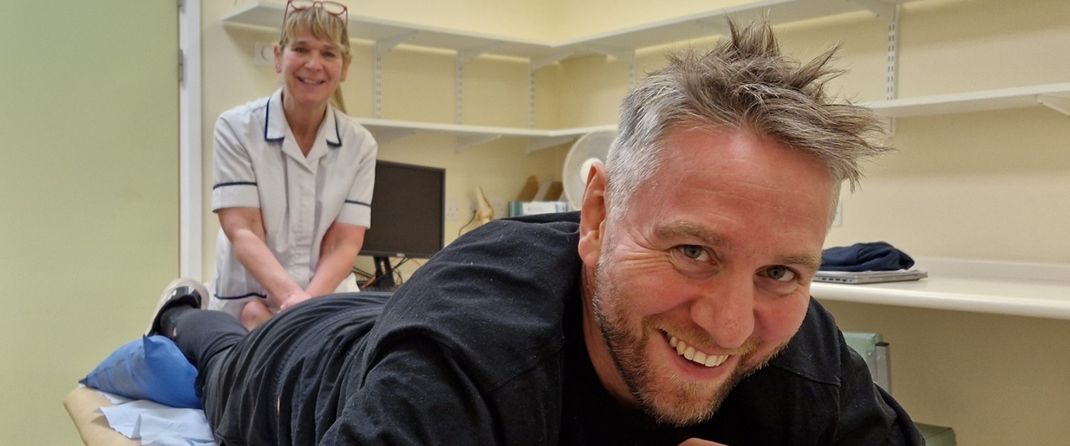 Welsh rugby legend passes on thanks to hospital staff - Swansea Bay ...