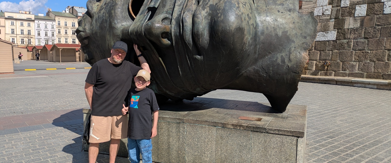 Bachgen o Ben-y-bont ar Ogwr yn gallu mwynhau'r Nadolig am y tro cyntaf ...