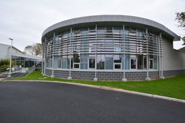 Bydd canolfan frechu torfol Dinbych-y-pysgod ar gau dros dro oherwydd Penwythnos Cwrs Hir ...